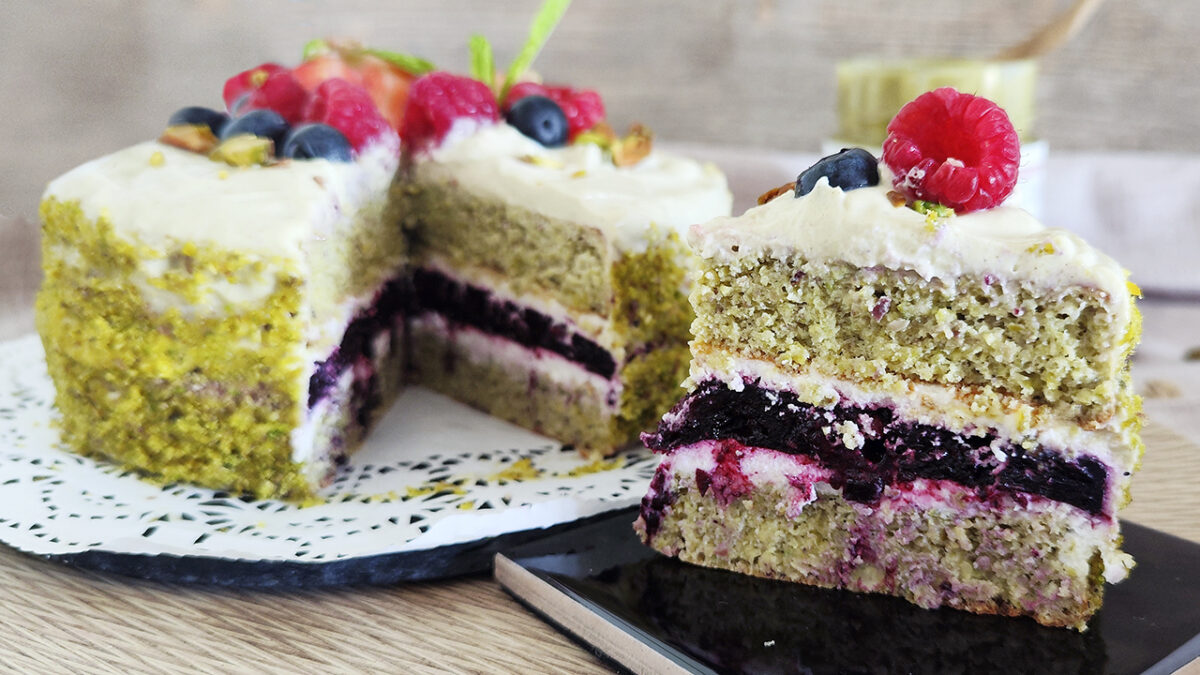 Torta keto al pistacchio e frutti di bosco | ketoalessia.com