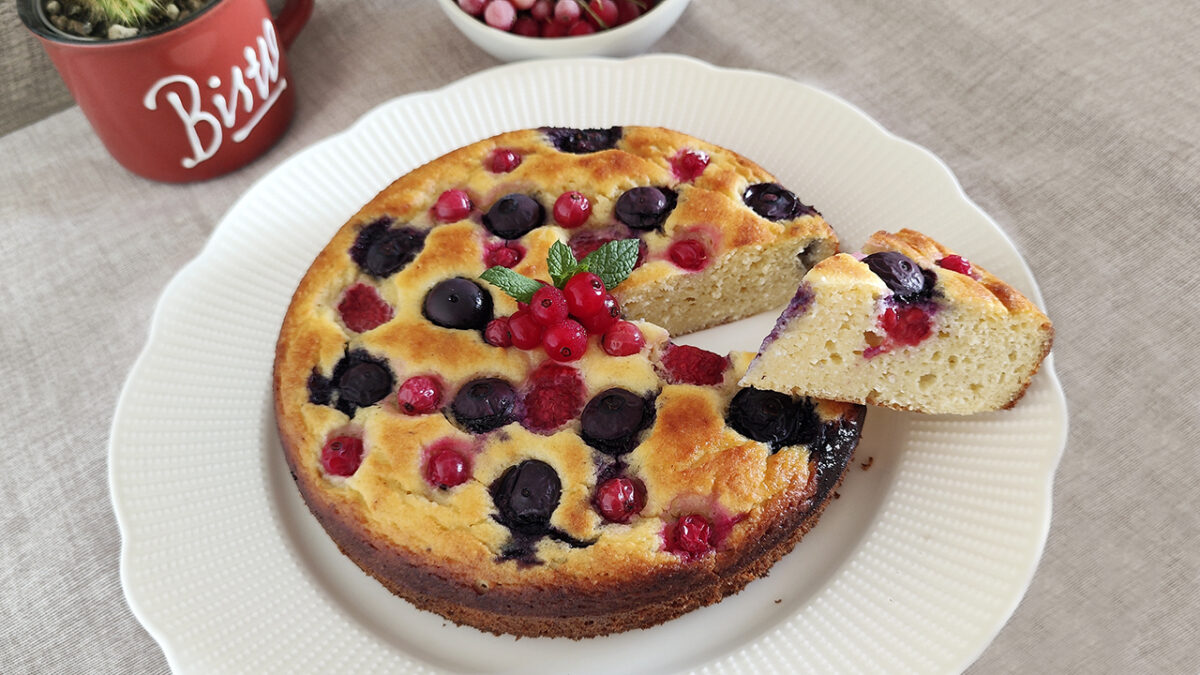 Torta keto con ricotta e frutti rossi | ketoalessia.com