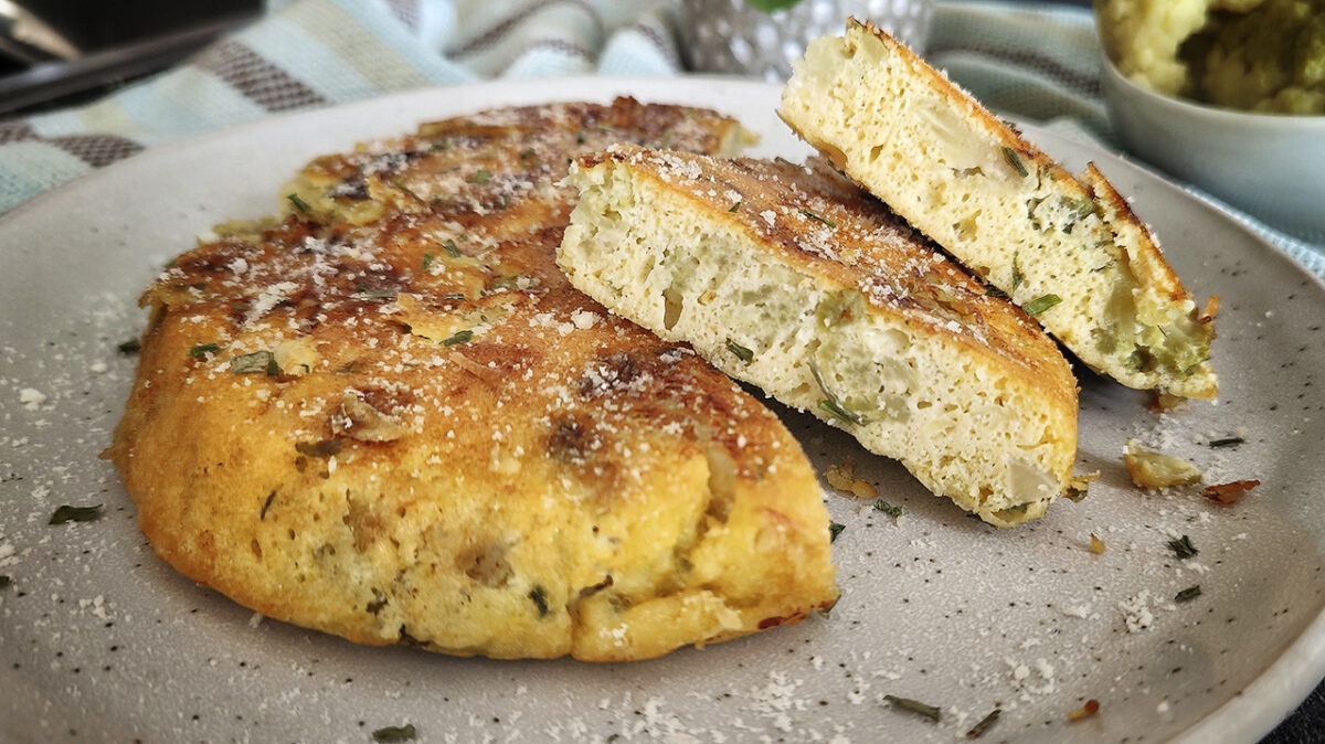 Torta salata keto di cavolfiore in padella | ketoalessia.com